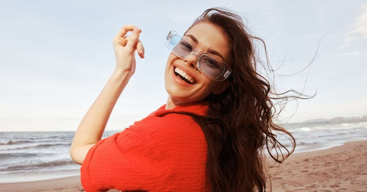 Cabelo pós-férias: como recuperar fios danificados por sol, piscina e mar