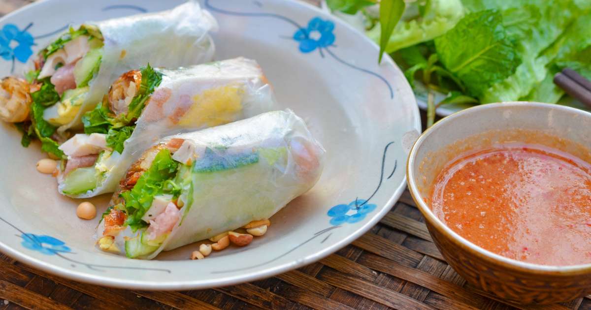 Aprenda wrap de folha de arroz com legumes e molho de amendoim e ...