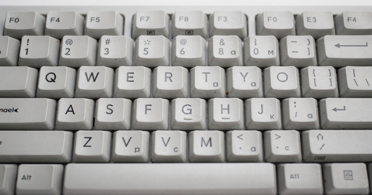 Por que o teclado do computador não segue a ordem do alfabeto