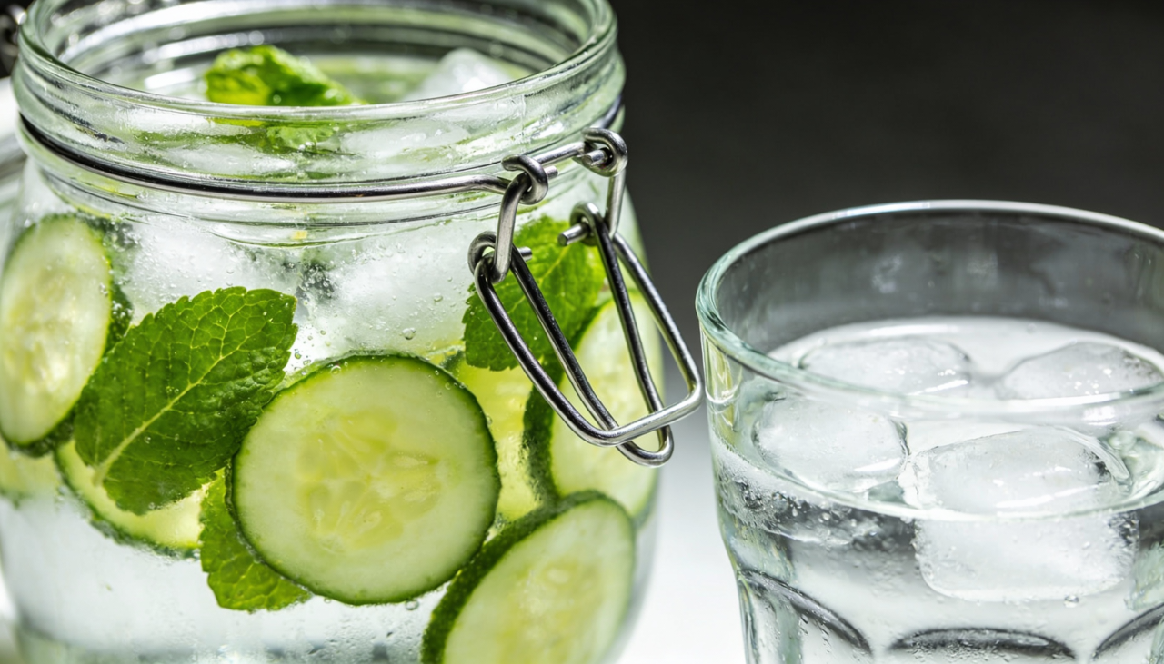 Este é o efeito surpreendente da água saborizada com pepino e hortelã ...