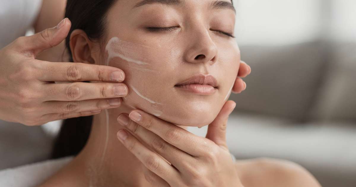 Como a drenagem linfática facial caseira pode transformar seu rosto