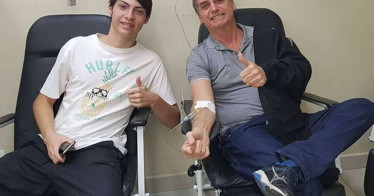 Filho de Bolsonaro é banido de rede social por ironizar pandemia