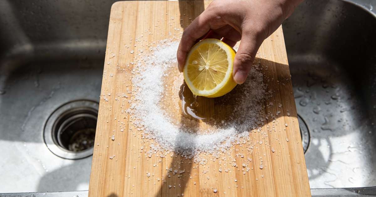 Como deixar a tábua de madeira limpa e sem cheiro com limão e sal grosso