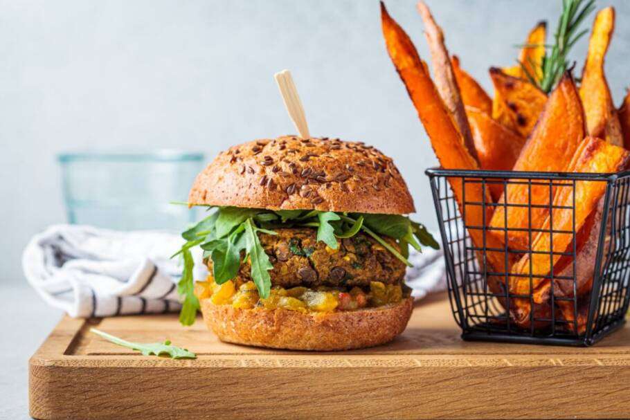 Hambúrguer e batata frita: veja como incluir na dieta sem prejudicar a ...