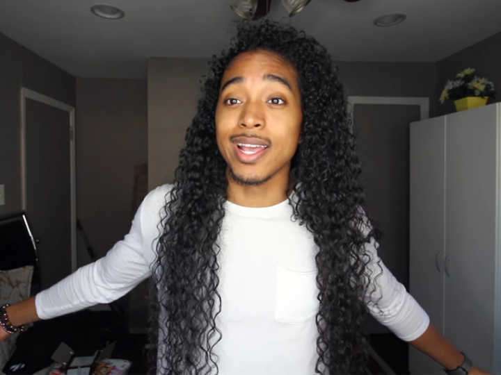 Youtuber viraliza ao mostrar cuidados com seu cabelo super longo