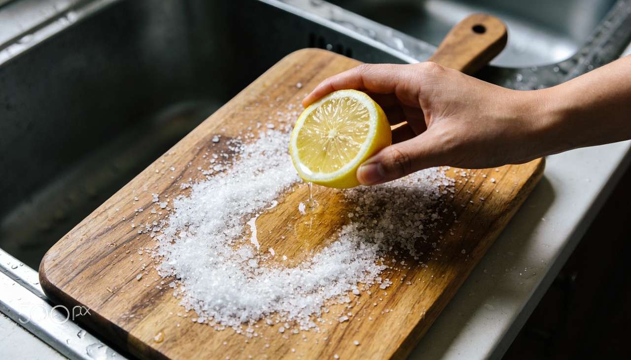 Como deixar a tábua de madeira limpa e sem cheiro com limão e sal grosso