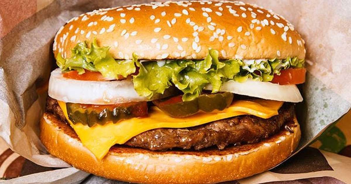 Burger King lança combo para idoso com 2 whoppers pelo preço de 1