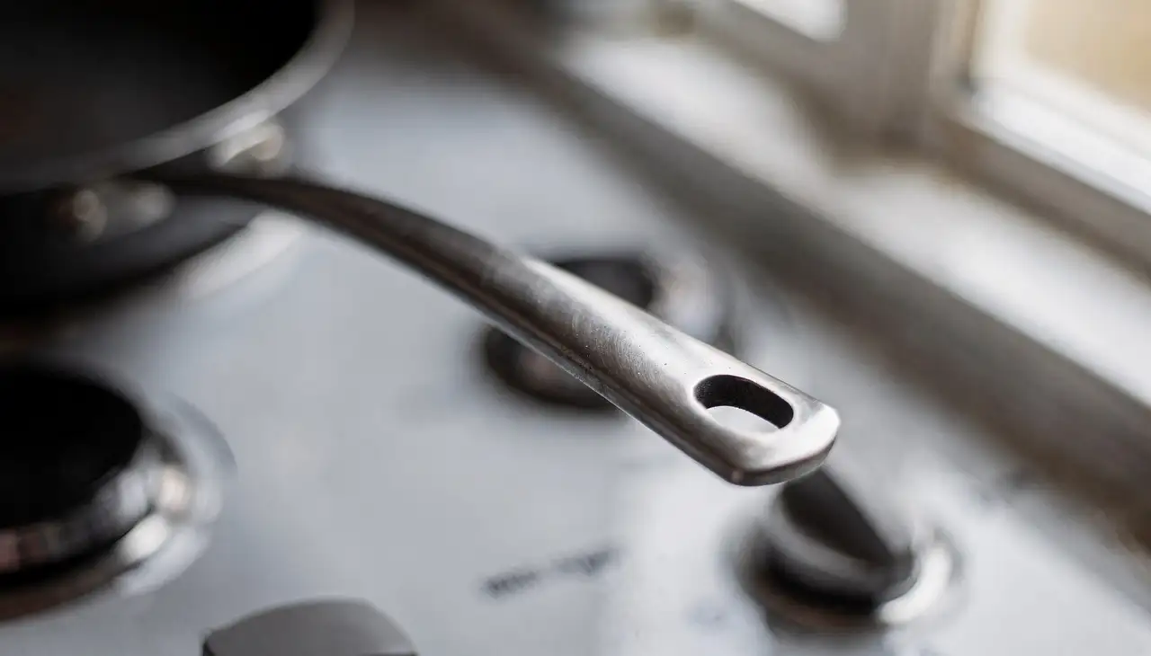 Você sabe para que serve o furo no cabo da panela?