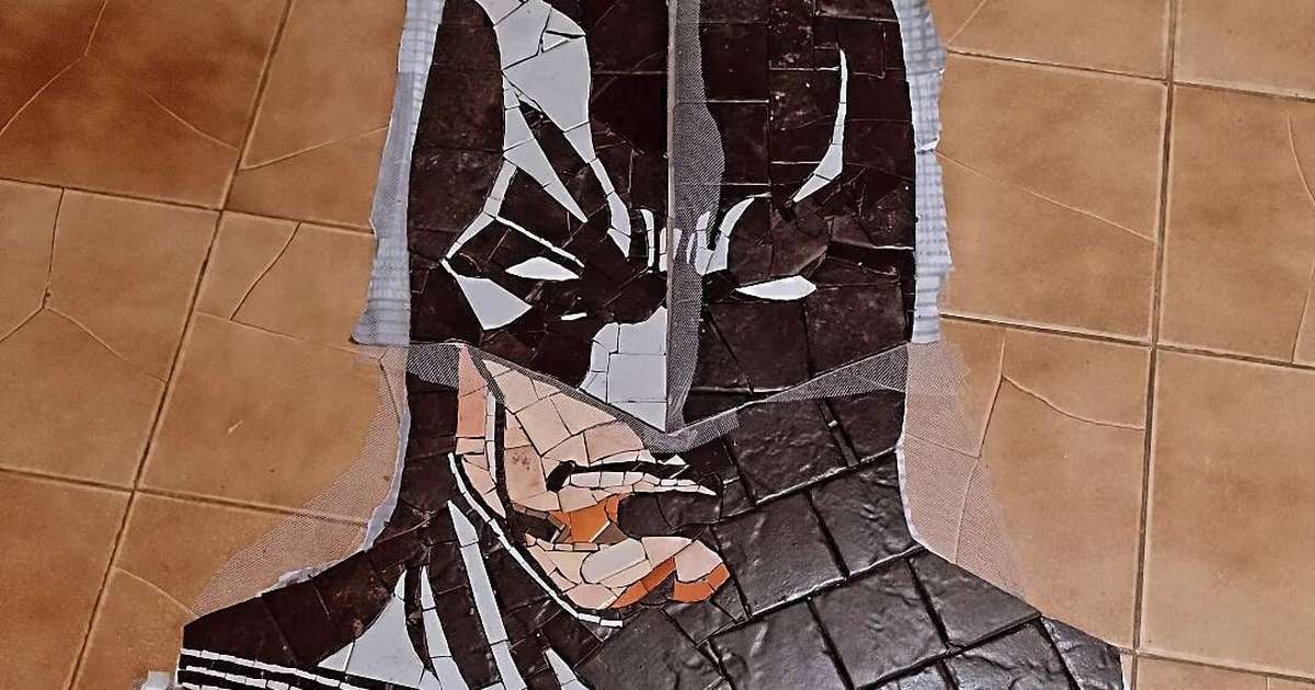 Mosaico Arteiro cria escultura do Batman com cápsulas de café